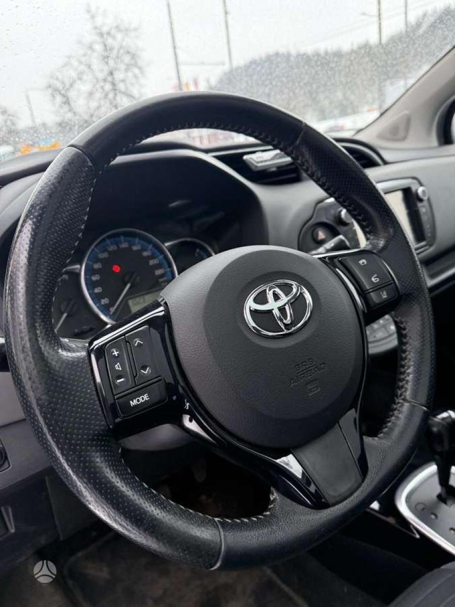 Grey Toyota Yaris 2016 in Vilnius, with an engine capacity of 1.50 L and mileage of 161 thousand km for 8500 €, photo 17 on AUTOMOTO.COM.LV