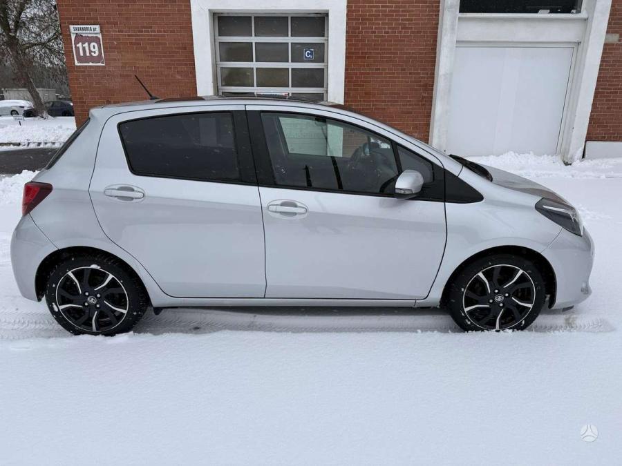 Grey Toyota Yaris 2016 in Vilnius, with an engine capacity of 1.50 L and mileage of 161 thousand km for 8500 €, photo 28 on AUTOMOTO.COM.LV