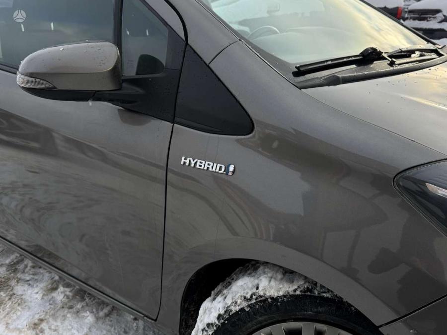 Grey Toyota Yaris 2016 in Vilnius, with an engine capacity of 1.50 L and mileage of 101 thousand km for 9490 €, photo 28 on AUTOMOTO.COM.LV
