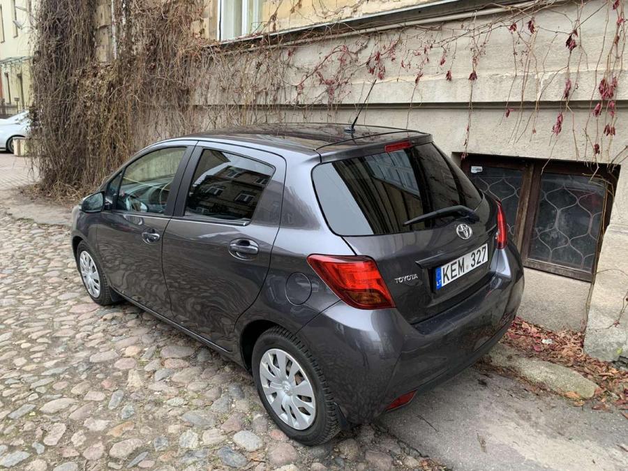 Grey Toyota Yaris 2016 in Vilnius, with an engine capacity of 1.00 L and mileage of 70 thousand km for 7000 €, photo 1 on AUTOMOTO.COM.LV