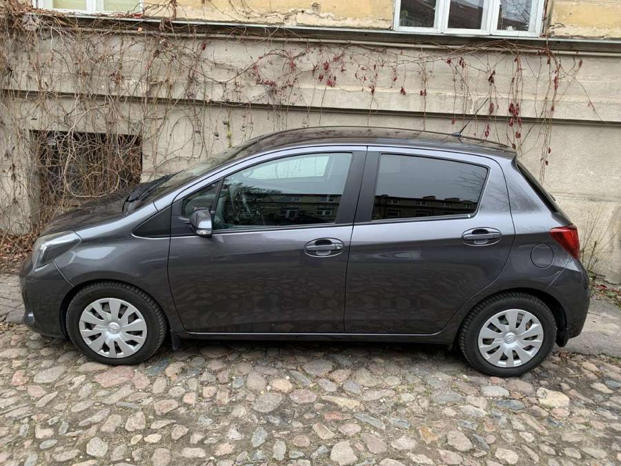 Grey Toyota Yaris 2016 in Vilnius, with an engine capacity of 1.00 L and mileage of 70 thousand km for 7000 €, photo 2 on AUTOMOTO.COM.LV