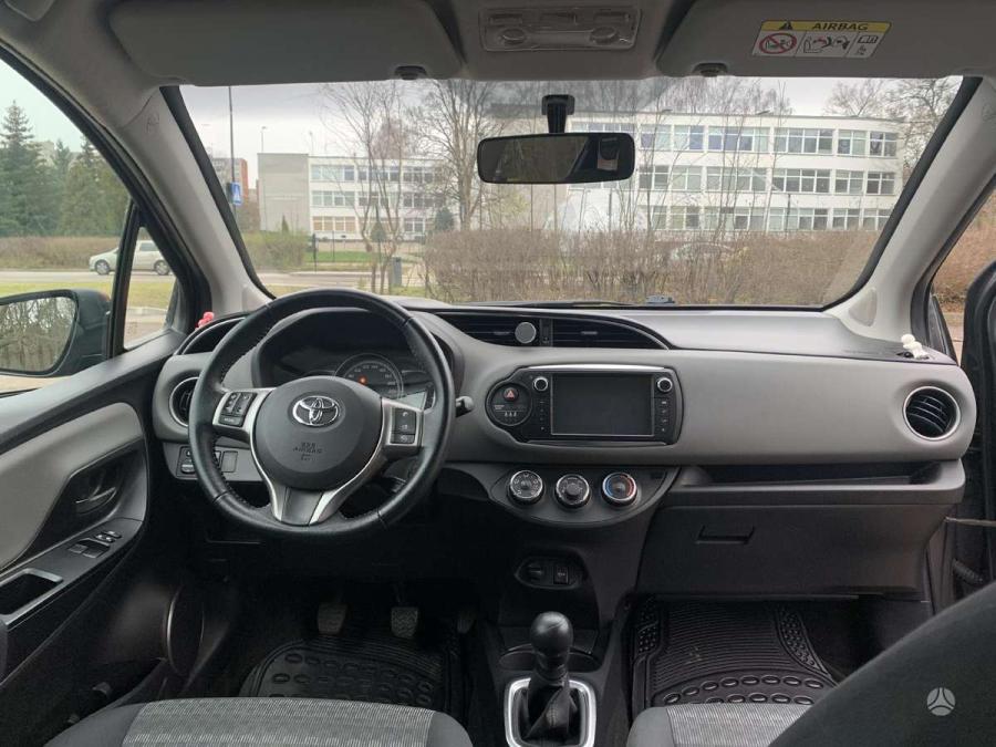 Grey Toyota Yaris 2016 in Vilnius, with an engine capacity of 1.00 L and mileage of 70 thousand km for 7000 €, photo 6 on AUTOMOTO.COM.LV