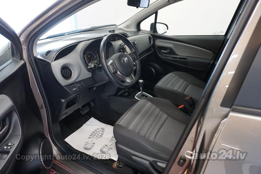 Grey Toyota Yaris 2016 in Tartu, with an engine capacity of 1.30 L and mileage of 77 thousand km for 8690 €, photo 12 on AUTOMOTO.COM.LV