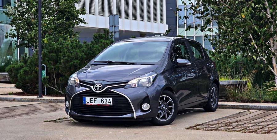 Grey Toyota Yaris 2016 in Vilnius, with an engine capacity of 1.33 L and mileage of 117 thousand km for 9700 €, photo 1 on AUTOMOTO.COM.LV