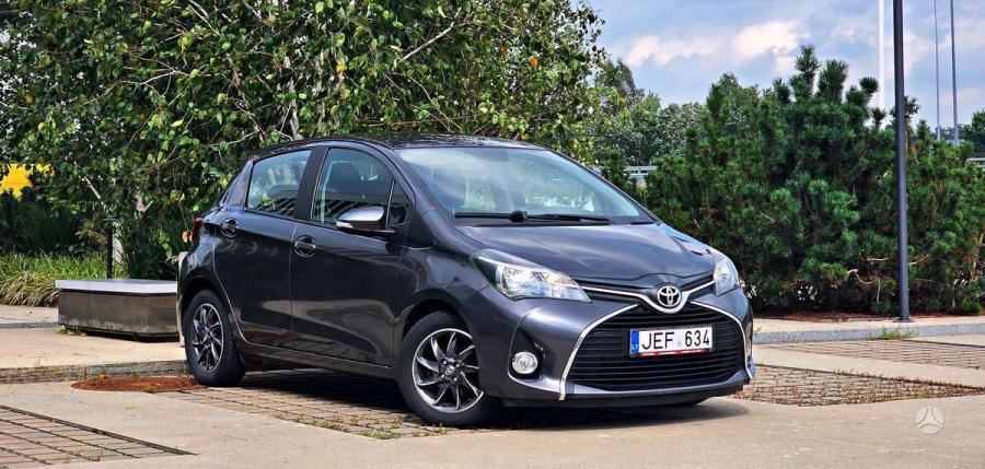 Grey Toyota Yaris 2016 in Vilnius, with an engine capacity of 1.33 L and mileage of 117 thousand km for 9700 €, photo 4 on AUTOMOTO.COM.LV