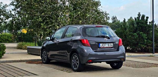 Pelēks Toyota Yaris 2016 Viļņa, ar dzinēja tilpumu 1.33 L un nobraukumu 117 tūkst. km par 9700 €, foto 4 vietnē AUTOMOTO.COM.LV