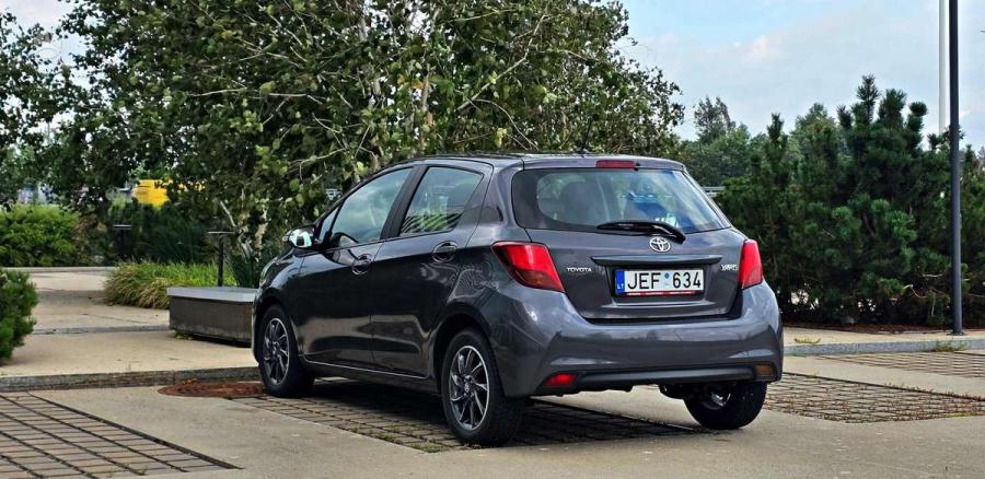 Grey Toyota Yaris 2016 in Vilnius, with an engine capacity of 1.33 L and mileage of 117 thousand km for 9700 €, photo 5 on AUTOMOTO.COM.LV