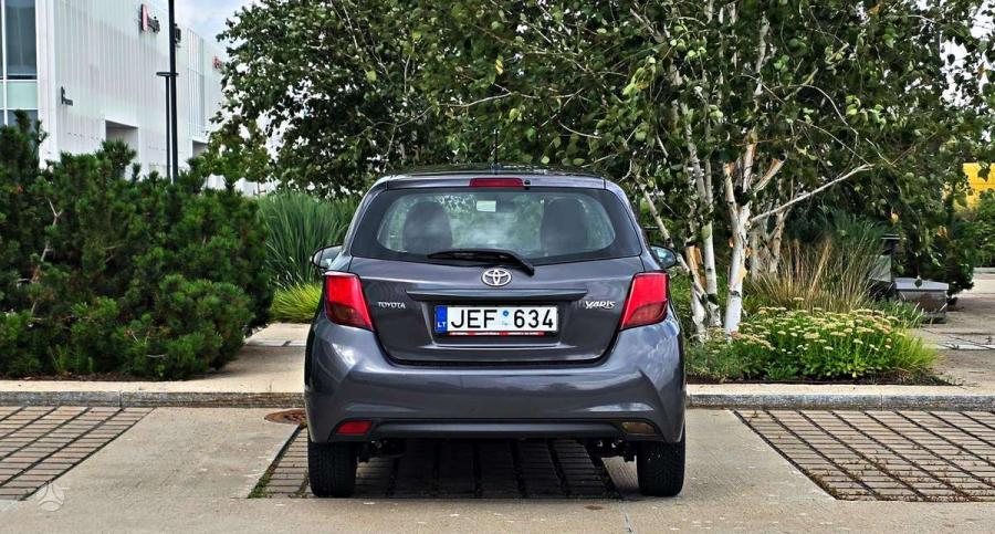 Grey Toyota Yaris 2016 in Vilnius, with an engine capacity of 1.33 L and mileage of 117 thousand km for 9700 €, photo 6 on AUTOMOTO.COM.LV