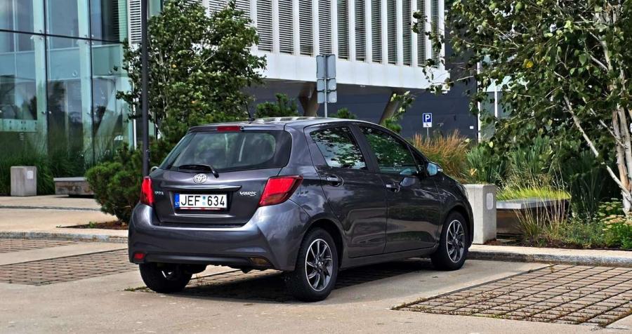 Grey Toyota Yaris 2016 in Vilnius, with an engine capacity of 1.33 L and mileage of 117 thousand km for 9700 €, photo 7 on AUTOMOTO.COM.LV