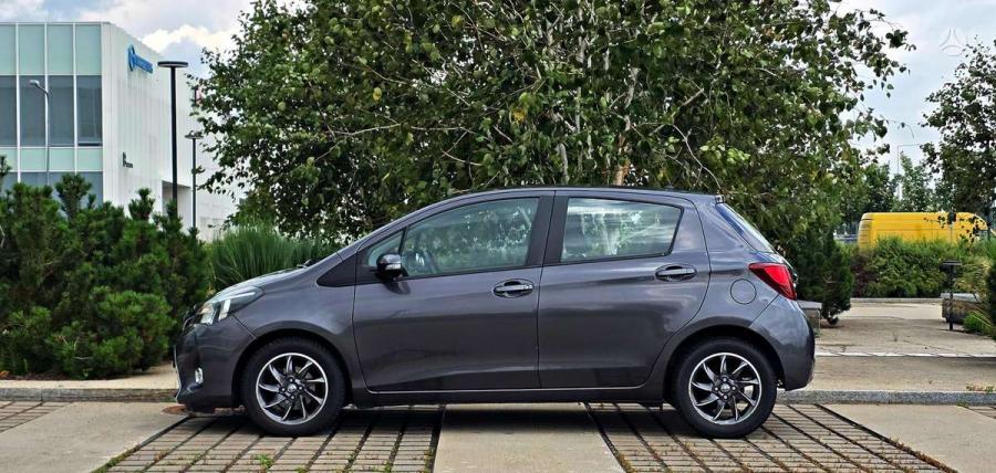 Grey Toyota Yaris 2016 in Vilnius, with an engine capacity of 1.33 L and mileage of 117 thousand km for 9700 €, photo 8 on AUTOMOTO.COM.LV