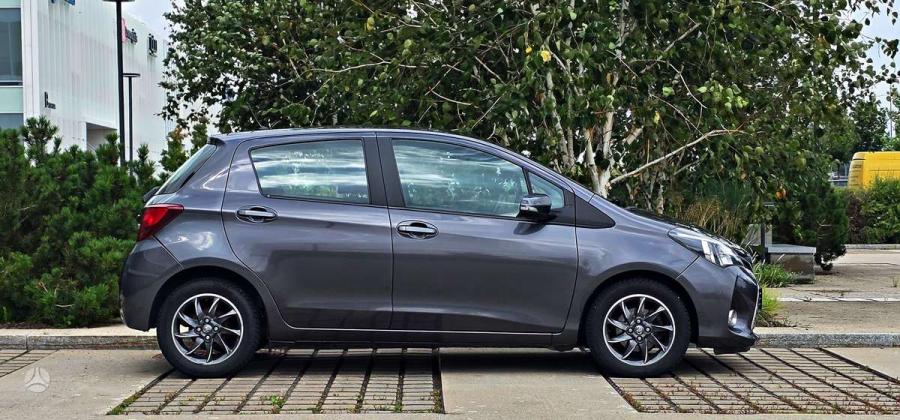 Grey Toyota Yaris 2016 in Vilnius, with an engine capacity of 1.33 L and mileage of 117 thousand km for 9700 €, photo 9 on AUTOMOTO.COM.LV