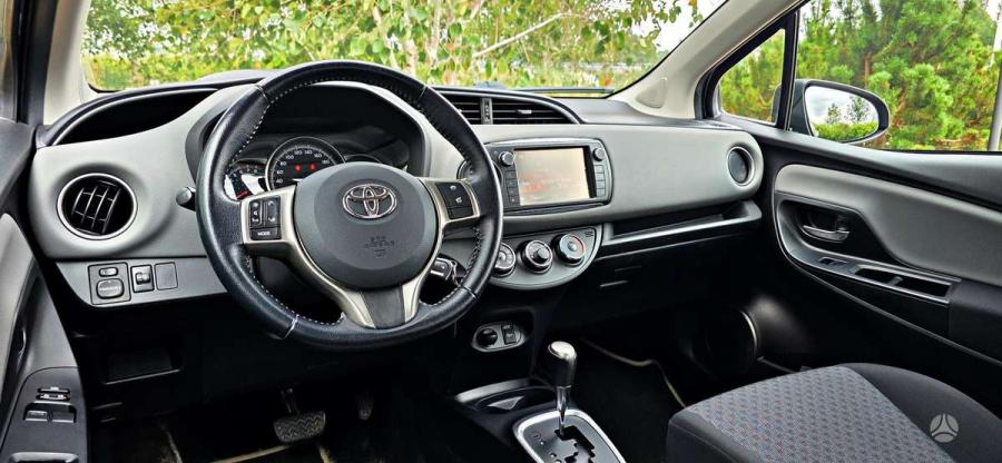Grey Toyota Yaris 2016 in Vilnius, with an engine capacity of 1.33 L and mileage of 117 thousand km for 9700 €, photo 13 on AUTOMOTO.COM.LV