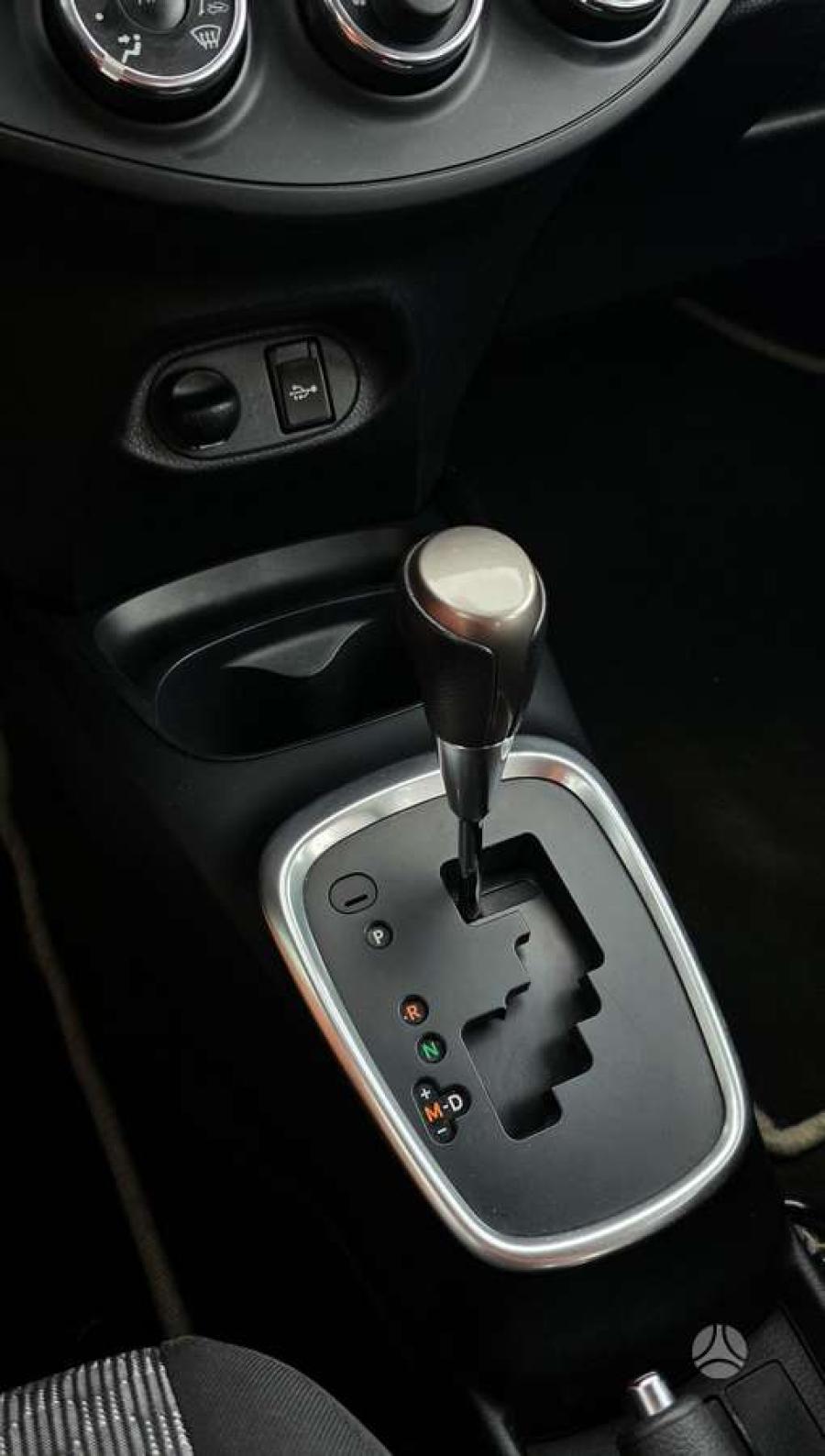 Grey Toyota Yaris 2016 in Vilnius, with an engine capacity of 1.33 L and mileage of 117 thousand km for 9700 €, photo 17 on AUTOMOTO.COM.LV