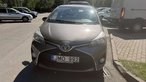 Pelēks Toyota Yaris 2016 Viļņa, ar dzinēja tilpumu 1.33 L un nobraukumu 50 tūkst. km par 10000 €, foto 3 vietnē AUTOMOTO.COM.LV