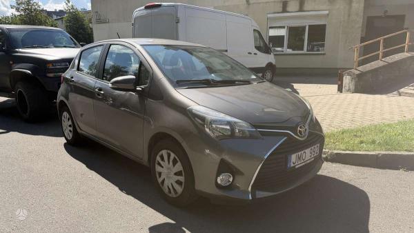 Pelēks Toyota Yaris 2016 Viļņa, ar dzinēja tilpumu 1.33 L un nobraukumu 50 tūkst. km par 10000 €, foto 4 vietnē AUTOMOTO.COM.LV