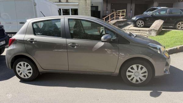 Pelēks Toyota Yaris 2016 Viļņa, ar dzinēja tilpumu 1.33 L un nobraukumu 50 tūkst. km par 10000 €, foto 5 vietnē AUTOMOTO.COM.LV