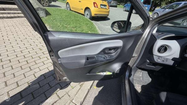 Pelēks Toyota Yaris 2016 Viļņa, ar dzinēja tilpumu 1.33 L un nobraukumu 50 tūkst. km par 10000 €, foto 10 vietnē AUTOMOTO.COM.LV