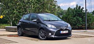 Grey Toyota Yaris 2016 in Vilnius, with an engine capacity of 1.33 L and mileage of 117 thousand km for 8990 €, photo 3 on AUTOMOTO.COM.LV