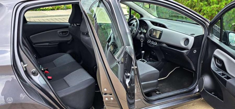 Grey Toyota Yaris 2016 in Vilnius, with an engine capacity of 1.33 L and mileage of 117 thousand km for 8990 €, photo 12 on AUTOMOTO.COM.LV