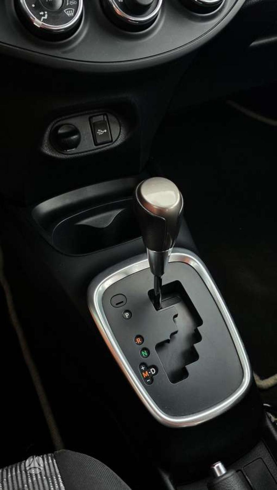 Grey Toyota Yaris 2016 in Vilnius, with an engine capacity of 1.33 L and mileage of 117 thousand km for 8990 €, photo 19 on AUTOMOTO.COM.LV