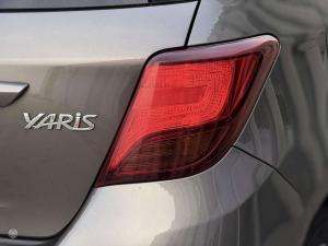 Grey Toyota Yaris 2016 in Vilnius, with an engine capacity of 1.33 L and mileage of 50 thousand km for 9950 €, photo 7 on AUTOMOTO.COM.LV