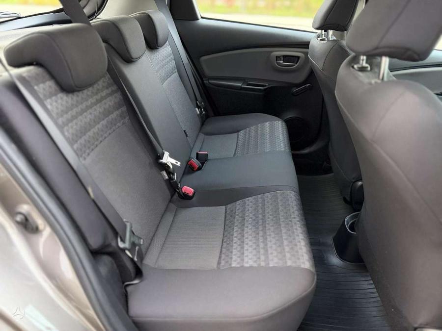 Grey Toyota Yaris 2016 in Vilnius, with an engine capacity of 1.33 L and mileage of 50 thousand km for 9950 €, photo 18 on AUTOMOTO.COM.LV