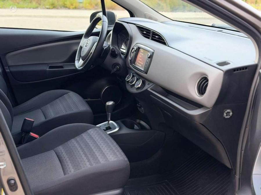 Grey Toyota Yaris 2016 in Vilnius, with an engine capacity of 1.33 L and mileage of 50 thousand km for 9950 €, photo 19 on AUTOMOTO.COM.LV