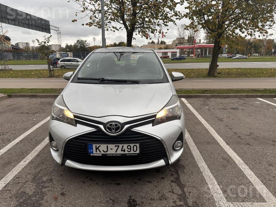Grey Toyota Yaris 2016 in Riga, with an engine capacity of 1.30 L and mileage of 139 thousand km for 6500 €, photo 1 on AUTOMOTO.COM.LV