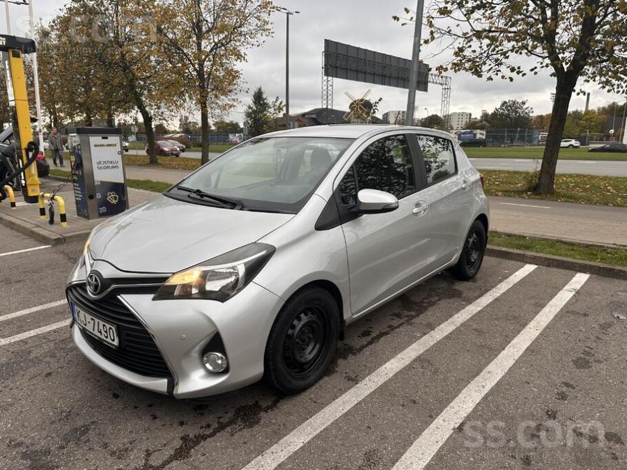 Grey Toyota Yaris 2016 in Riga, with an engine capacity of 1.30 L and mileage of 139 thousand km for 6500 €, photo 3 on AUTOMOTO.COM.LV