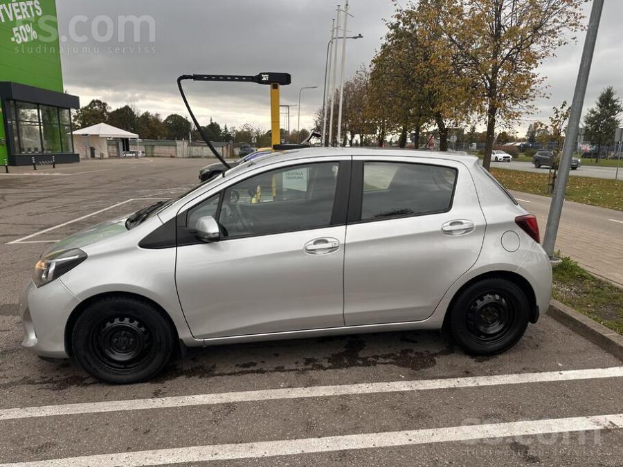 Grey Toyota Yaris 2016 in Riga, with an engine capacity of 1.30 L and mileage of 139 thousand km for 6500 €, photo 4 on AUTOMOTO.COM.LV