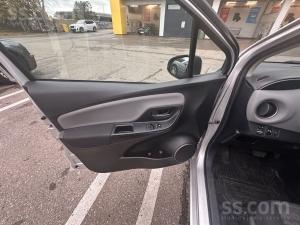 Grey Toyota Yaris 2016 in Riga, with an engine capacity of 1.30 L and mileage of 139 thousand km for 6500 €, photo 8 on AUTOMOTO.COM.LV