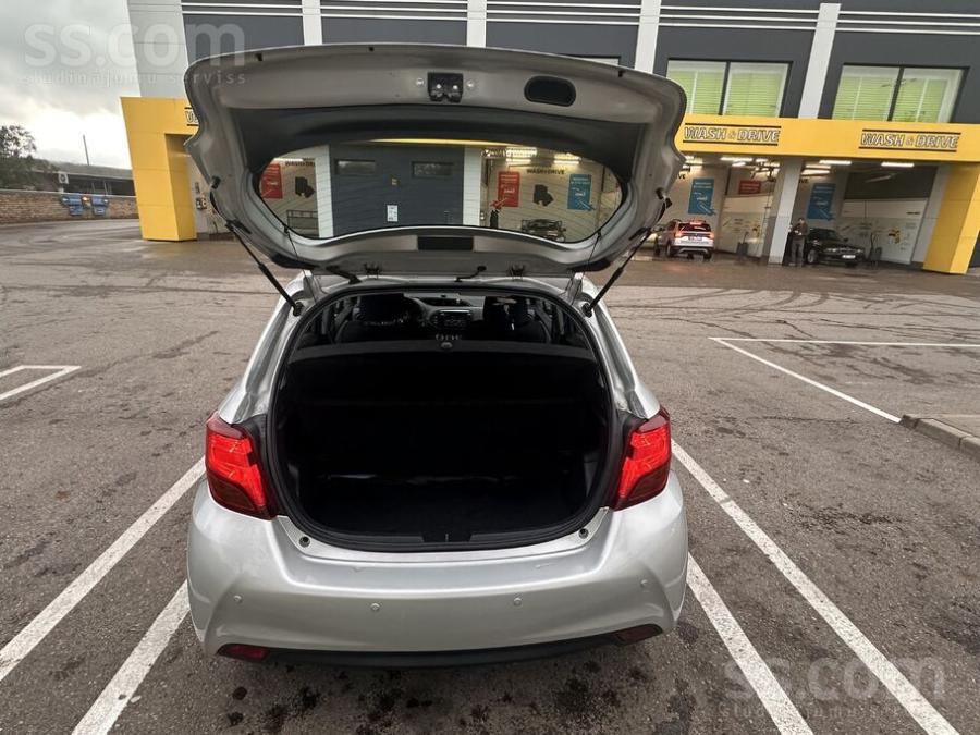 Grey Toyota Yaris 2016 in Riga, with an engine capacity of 1.30 L and mileage of 139 thousand km for 6500 €, photo 13 on AUTOMOTO.COM.LV