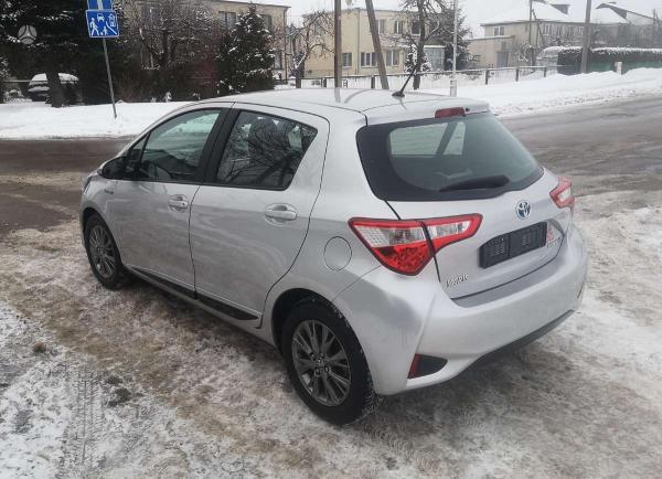 Pelēks Toyota Yaris 2017 Marijampole, ar dzinēja tilpumu 1.50 L un nobraukumu 69 tūkst. km par 8800 €, foto 4 vietnē AUTOMOTO.COM.LV
