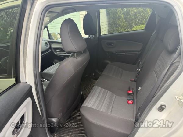 Pelēks Toyota Yaris 2017 Tallina, ar dzinēja tilpumu 1.30 L un nobraukumu 30 tūkst. km par 10000 €, foto 4 vietnē AUTOMOTO.COM.LV