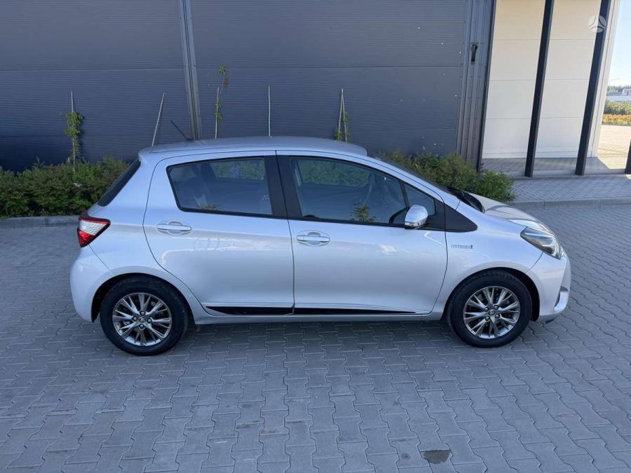 Grey Toyota Yaris 2017 in Vilnius, with an engine capacity of 1.50 L and mileage of 168 thousand km for 8950 €, photo 11 on AUTOMOTO.COM.LV