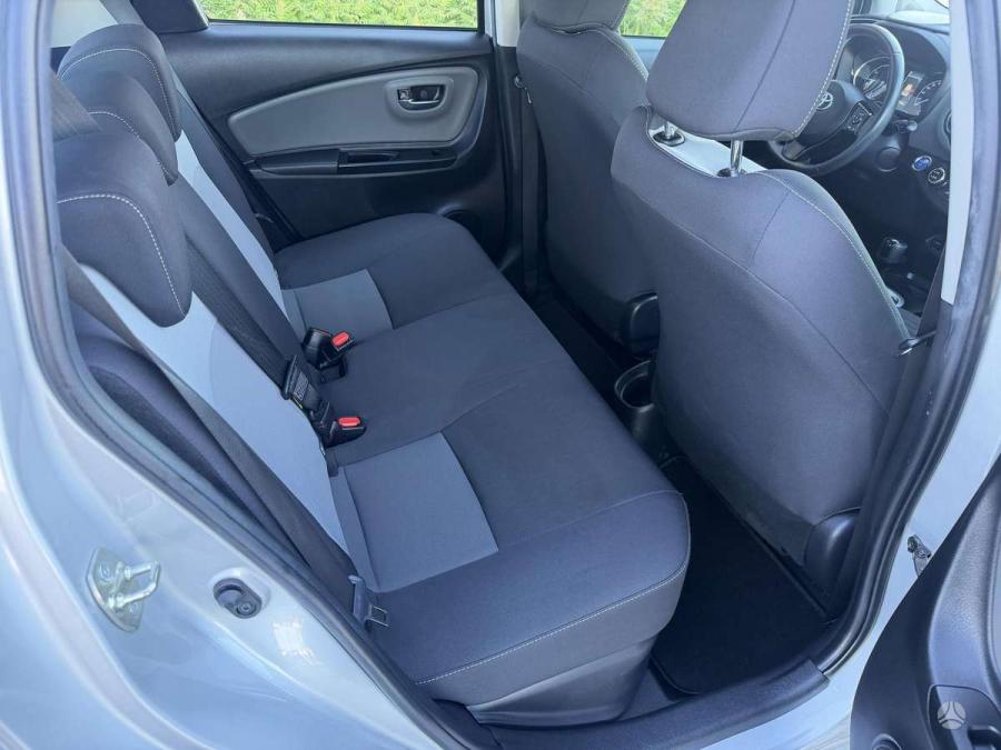 Grey Toyota Yaris 2017 in Vilnius, with an engine capacity of 1.50 L and mileage of 168 thousand km for 8950 €, photo 16 on AUTOMOTO.COM.LV