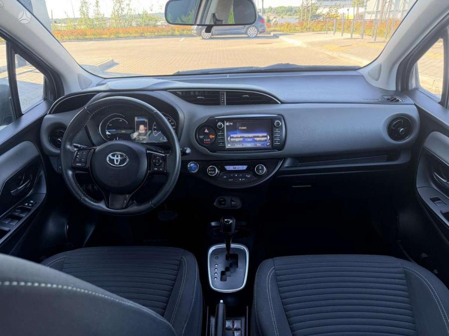 Grey Toyota Yaris 2017 in Vilnius, with an engine capacity of 1.50 L and mileage of 168 thousand km for 8950 €, photo 18 on AUTOMOTO.COM.LV