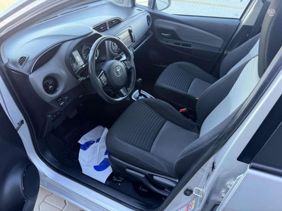 Grey Toyota Yaris 2017 in Vilnius, with an engine capacity of 1.50 L and mileage of 168 thousand km for 8950 €, photo 24 on AUTOMOTO.COM.LV