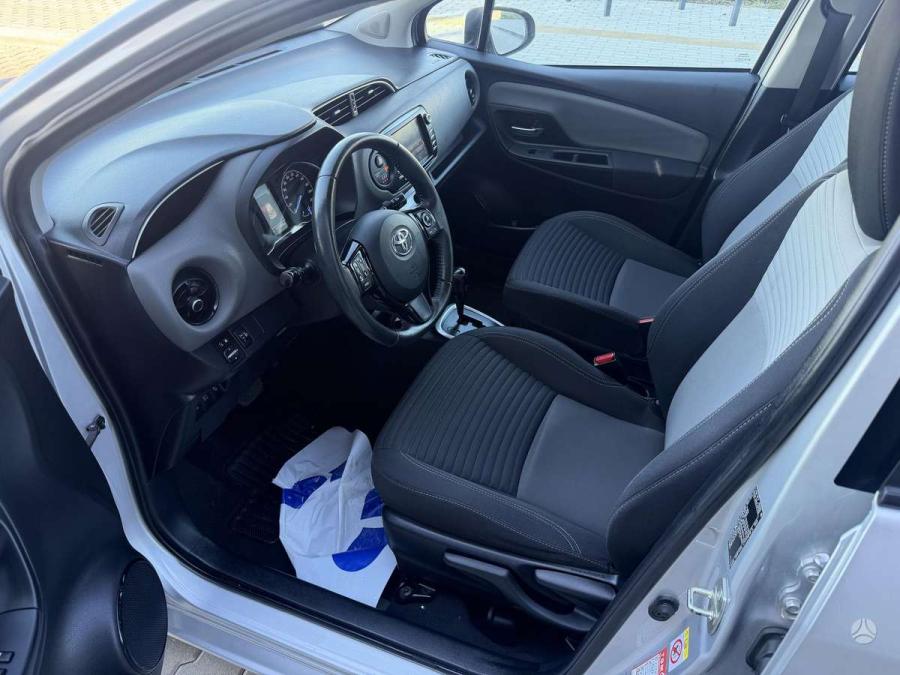 Grey Toyota Yaris 2017 in Vilnius, with an engine capacity of 1.50 L and mileage of 168 thousand km for 8950 €, photo 25 on AUTOMOTO.COM.LV