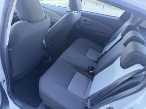 Grey Toyota Yaris 2017 in Vilnius, with an engine capacity of 1.50 L and mileage of 168 thousand km for 8950 €, photo 33 on AUTOMOTO.COM.LV