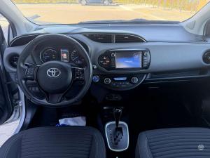 Grey Toyota Yaris 2017 in Vilnius, with an engine capacity of 1.50 L and mileage of 168 thousand km for 8950 €, photo 35 on AUTOMOTO.COM.LV