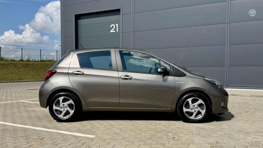 Grey Toyota Yaris 2017 in Vilnius, with an engine capacity of 1.50 L and mileage of 120 thousand km for 10990 €, photo 6 on AUTOMOTO.COM.LV