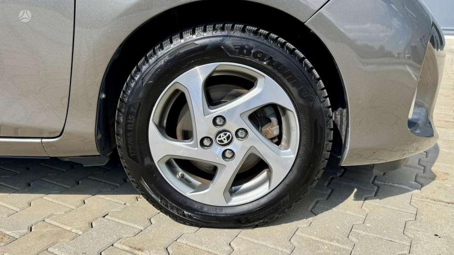 Grey Toyota Yaris 2017 in Vilnius, with an engine capacity of 1.50 L and mileage of 120 thousand km for 10990 €, photo 12 on AUTOMOTO.COM.LV