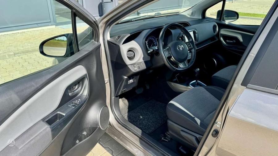 Grey Toyota Yaris 2017 in Vilnius, with an engine capacity of 1.50 L and mileage of 120 thousand km for 10990 €, photo 14 on AUTOMOTO.COM.LV