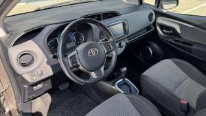 Grey Toyota Yaris 2017 in Vilnius, with an engine capacity of 1.50 L and mileage of 120 thousand km for 10990 €, photo 15 on AUTOMOTO.COM.LV