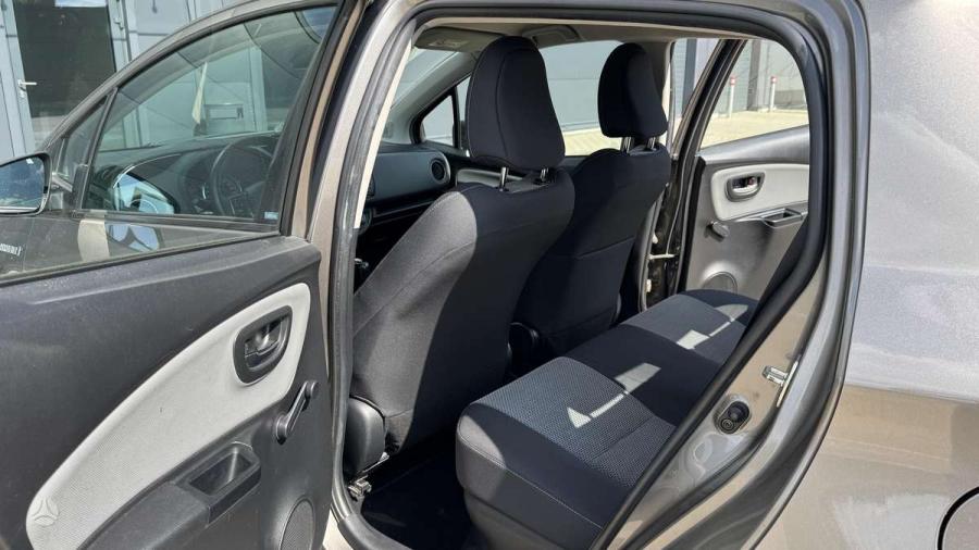 Grey Toyota Yaris 2017 in Vilnius, with an engine capacity of 1.50 L and mileage of 120 thousand km for 10990 €, photo 18 on AUTOMOTO.COM.LV