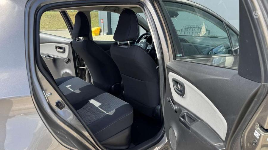 Grey Toyota Yaris 2017 in Vilnius, with an engine capacity of 1.50 L and mileage of 120 thousand km for 10990 €, photo 19 on AUTOMOTO.COM.LV