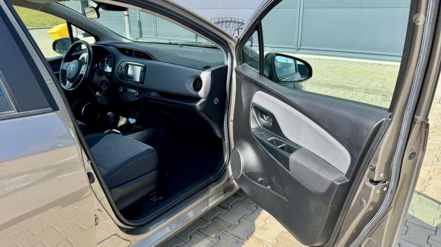 Grey Toyota Yaris 2017 in Vilnius, with an engine capacity of 1.50 L and mileage of 120 thousand km for 10990 €, photo 20 on AUTOMOTO.COM.LV