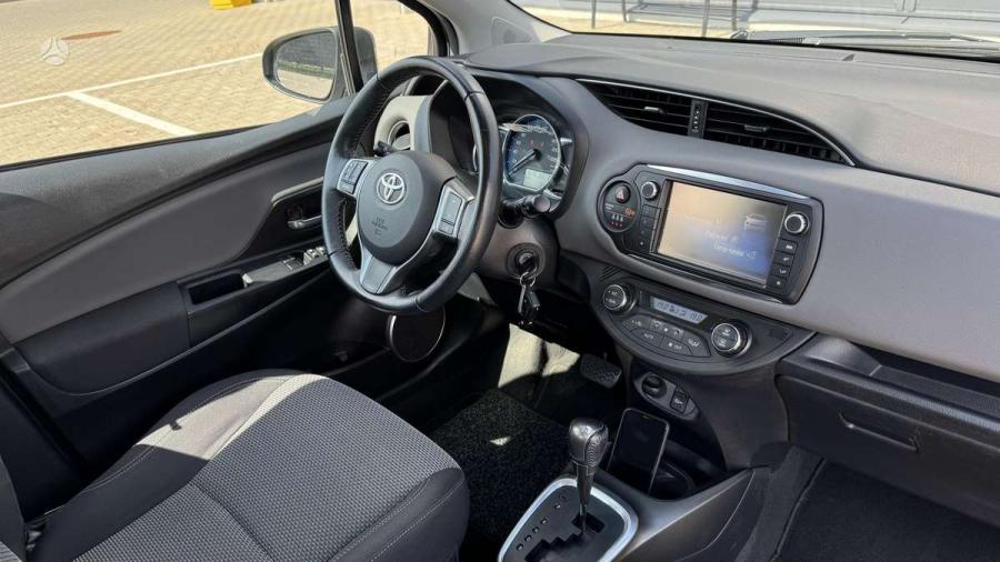 Grey Toyota Yaris 2017 in Vilnius, with an engine capacity of 1.50 L and mileage of 120 thousand km for 10990 €, photo 21 on AUTOMOTO.COM.LV