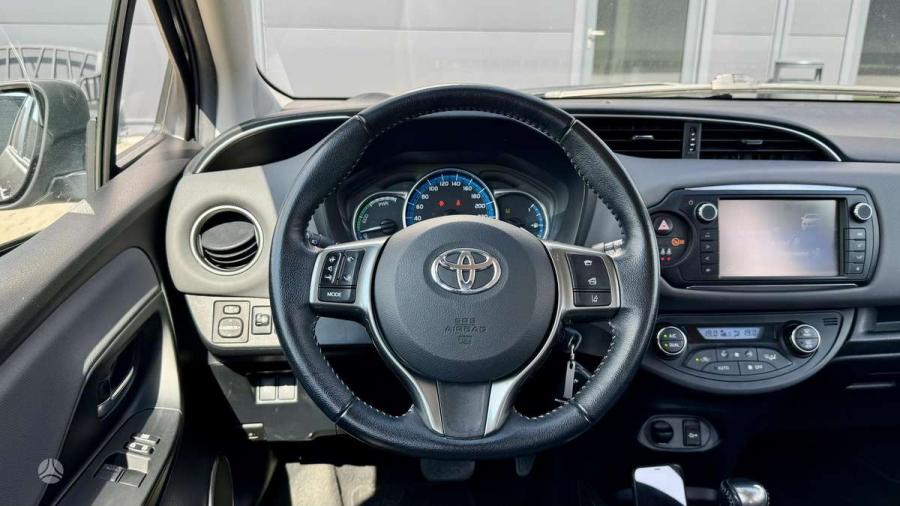 Grey Toyota Yaris 2017 in Vilnius, with an engine capacity of 1.50 L and mileage of 120 thousand km for 10990 €, photo 23 on AUTOMOTO.COM.LV
